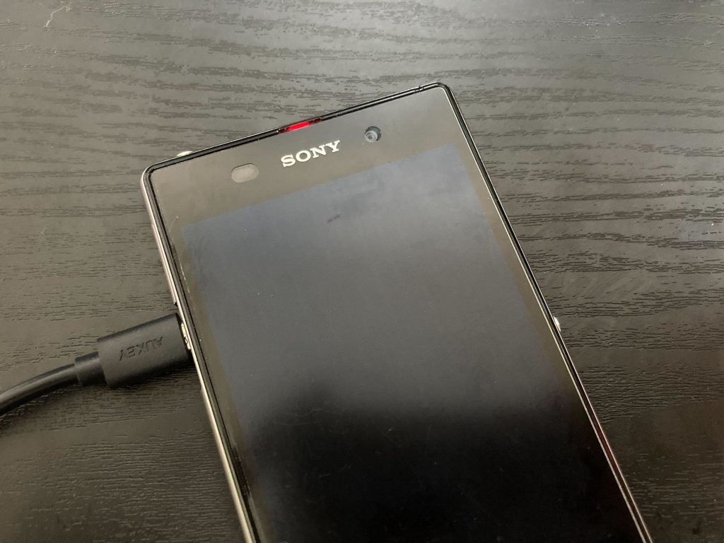【Xperia Z1 SOL23】充電できないAndroidスマホのバッテリー交換をする | テラソリューション